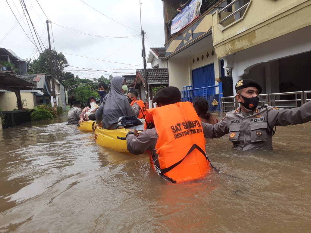 Wujud Negara Hadir, Personel TNI-Polri Dikerahkan Bantu Korban Banjir