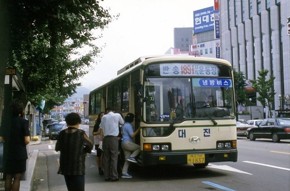 50 Candid Photographs That Capture Street Scenes of South Korea From ...