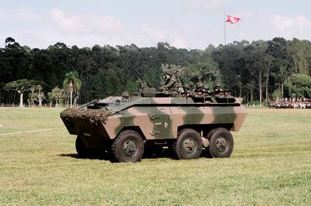 VEICULOS E ARMAMENTOS MILITARES: EE-11 URUTU