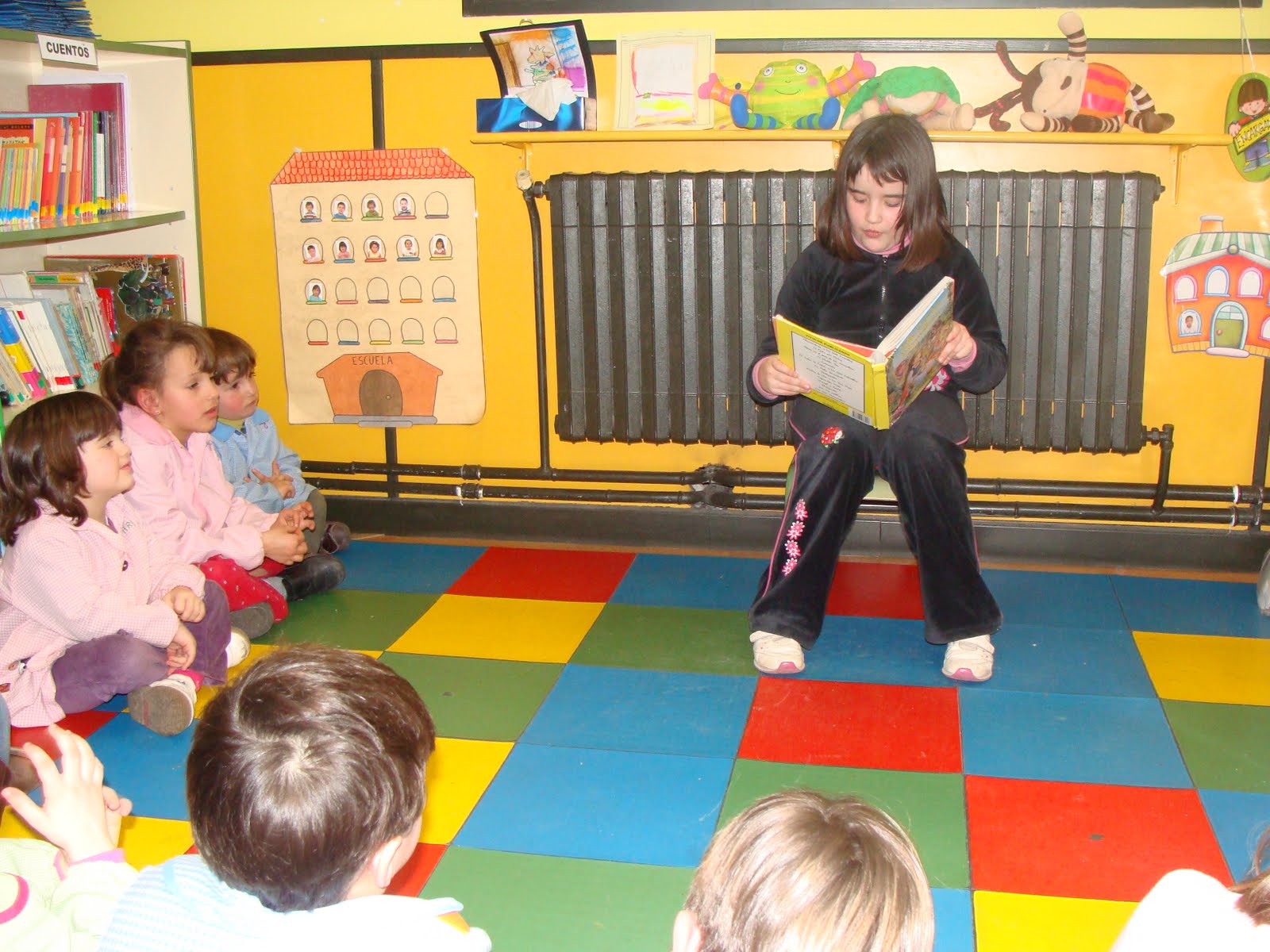 LA BIBLIOTECA DEL CRA: NIÑAS DE PRIMARIA DE TRICIO CONTANDO CUENTOS A ...