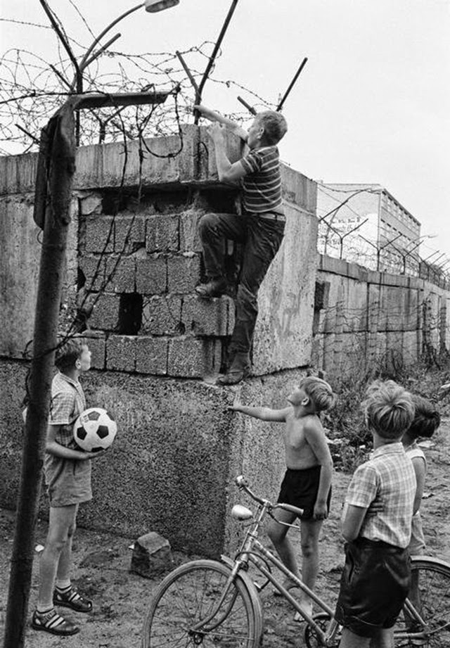 Emotional Vintage Photos of Children Playing at the Berlin Wall in 1963 ...