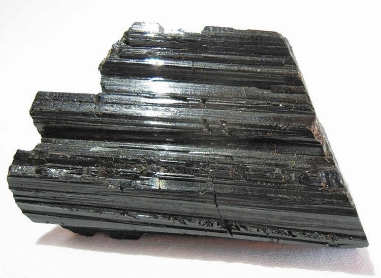 Turmalina (Tourmaline) - Mineral - Geoaprendo