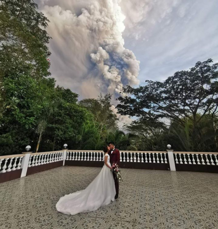 Couple poses for stunning wedding photos in the erupting Taal Volcano ...