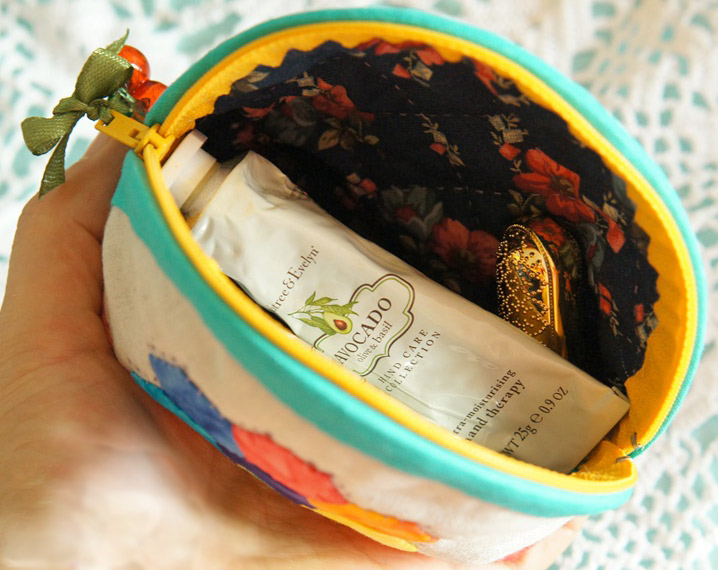 Zipper Cosmetic Bag Tutorial. Patchwork & Quilts ~ DIY Tutorial Ideas!