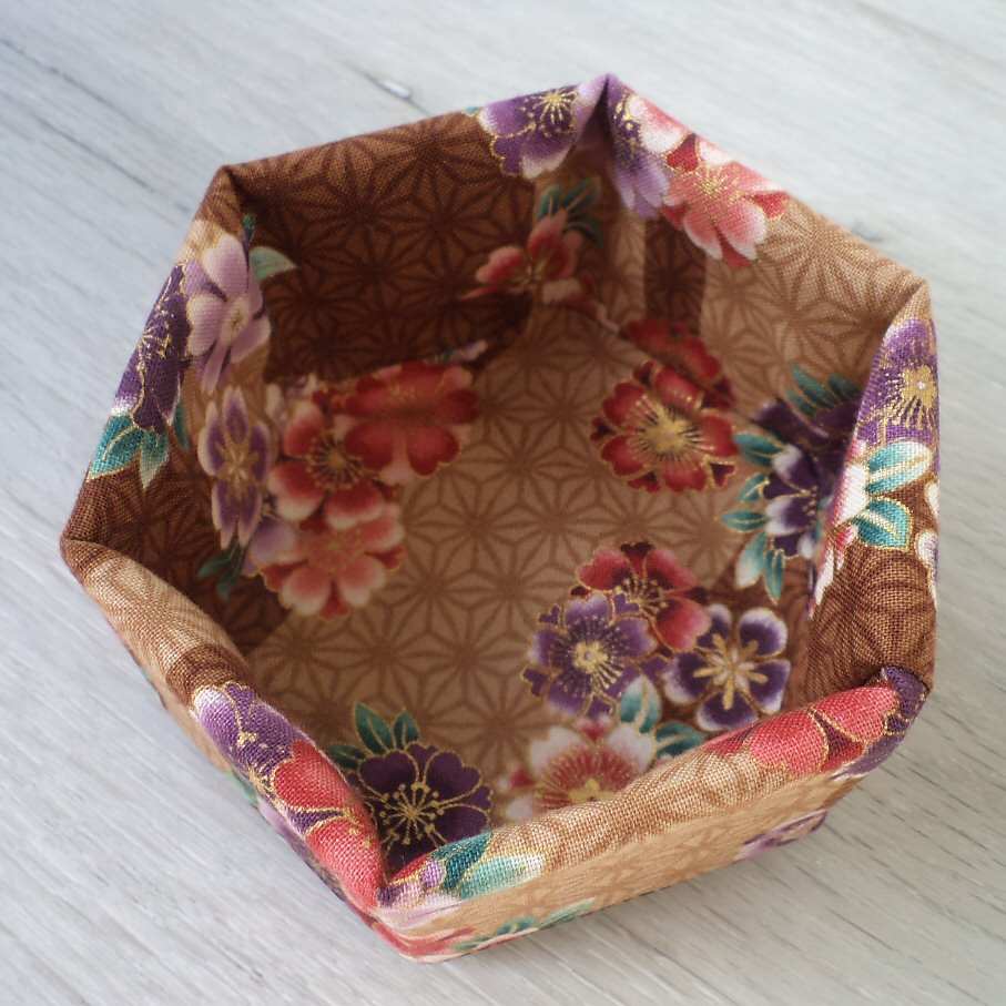 eSheep Designs: Self-Closing Fabric Origami Twist Box