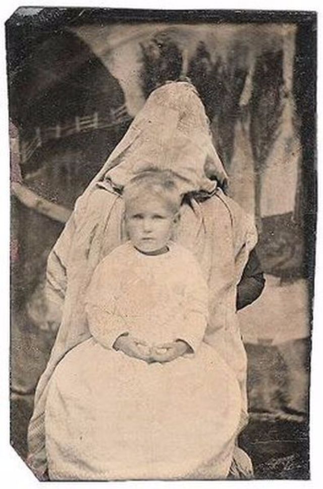 Hidden Mothers: 22 Creepy Studio Portraits of Faceless Mummies Behind ...