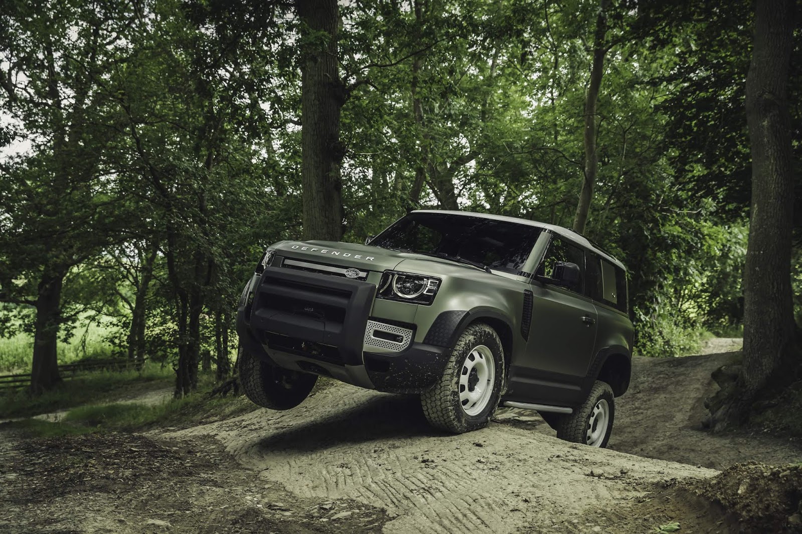 Novo Land Rover Defender chega ao Brasil em 2020: fotos e ...
