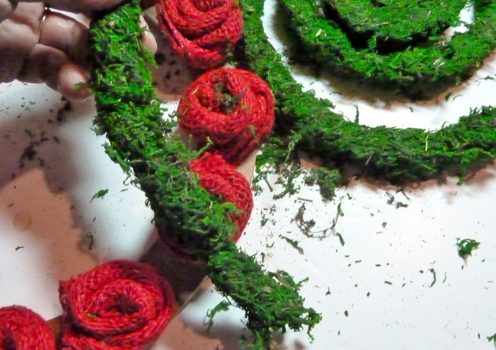 Make it easy crafts: Burlap Rosebud Valentine Wreath Tutorial