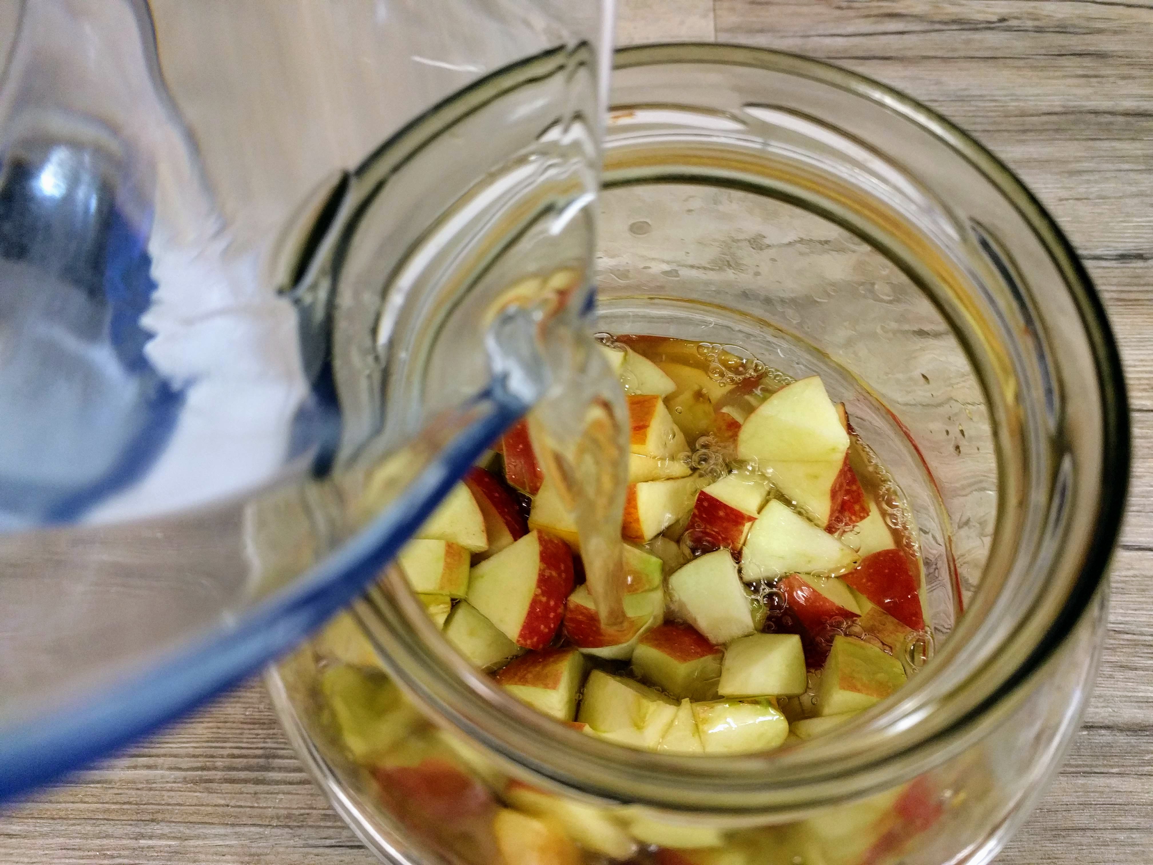 - Selbstgemachter Apfelessig