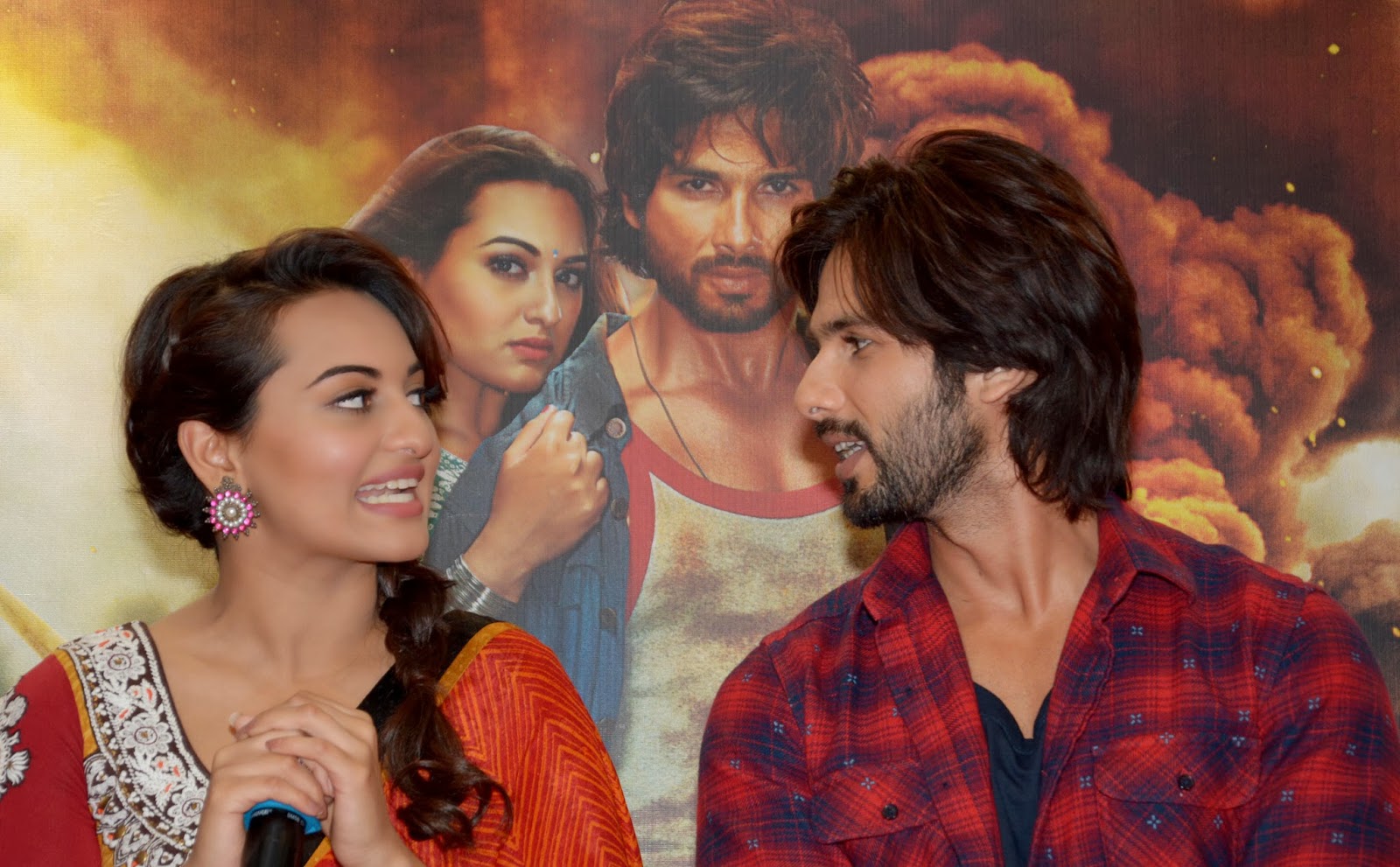 Shahid Kapoor and Sonakshi Sinha during promotion of R Rajkumar in ...