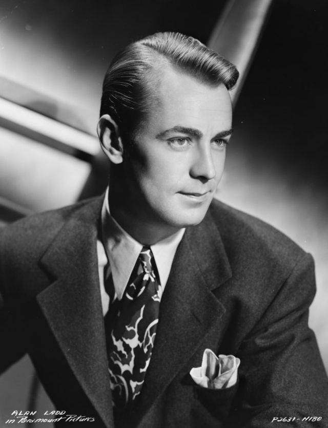 35 Handsome Portrait Photos of Alan Ladd in the 1940s ~ Vintage Everyday