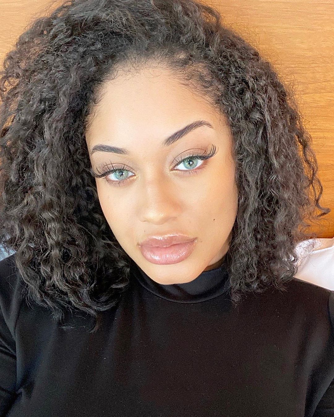 Eyes : Kristiana King rocks hazel eyes.