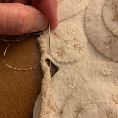 Kathy Schmitz: Snowdrift Table Runner - finishing directions!