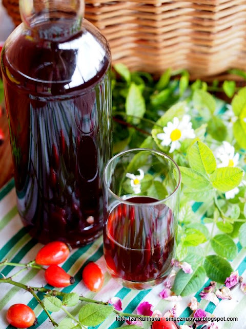 Żenicha kresowa. Nalewka różano ziołowa | Smaczna Pyza