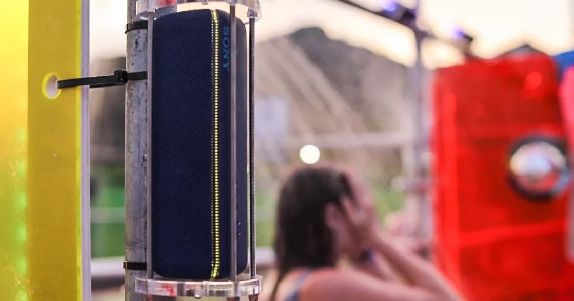 Golden Backstage: Trenta speaker waterproof Sony al primo shower rave party