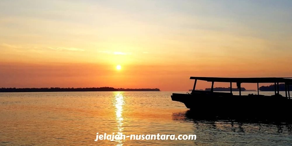 Pulau Gosong - Gundukan Pasir Putih Yang Tampak Ketika Air Laut Surut