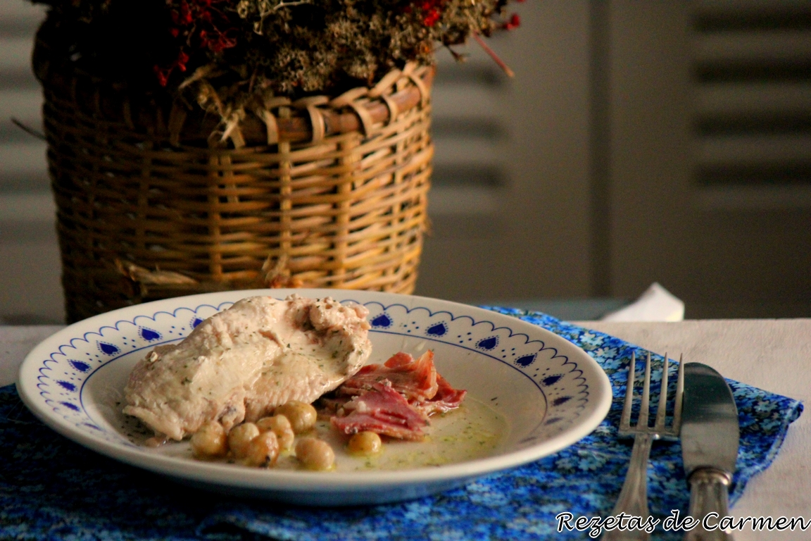 Pollo con bacon y avellanas.