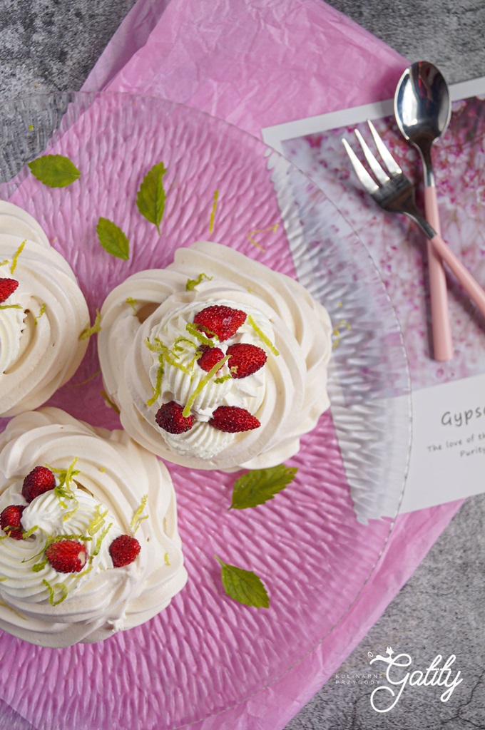 Mini bezy z kremem limonkowym