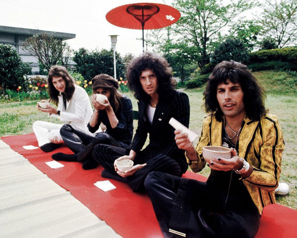 34 Candid Color Photographs of Queen’s First Visit to Japan in 1975 ...
