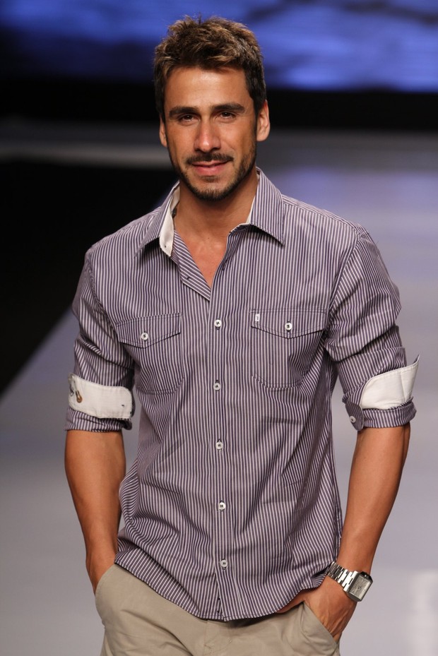 Julio Rocha e Rodrigo Simas desfilam no Vitória Moda Show 2012