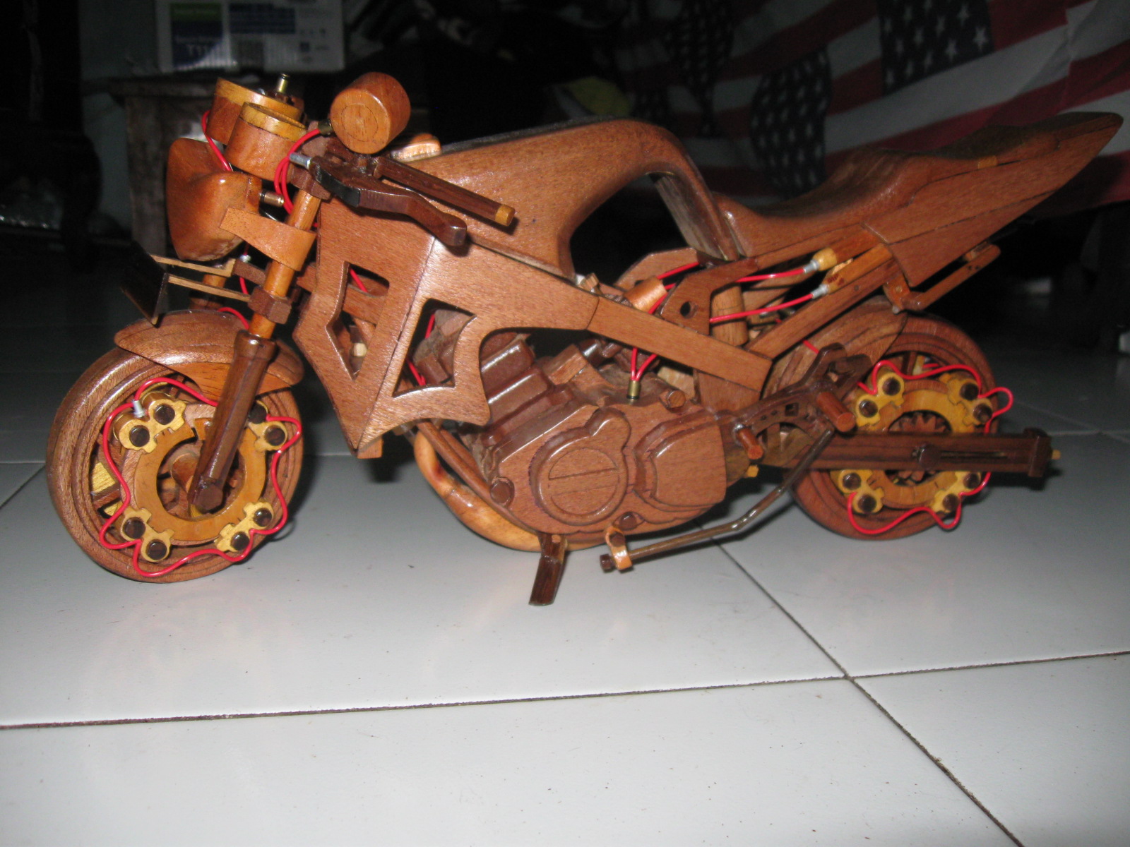 Miniatur Sepeda Motor dari Kayu ~ Bertujuh