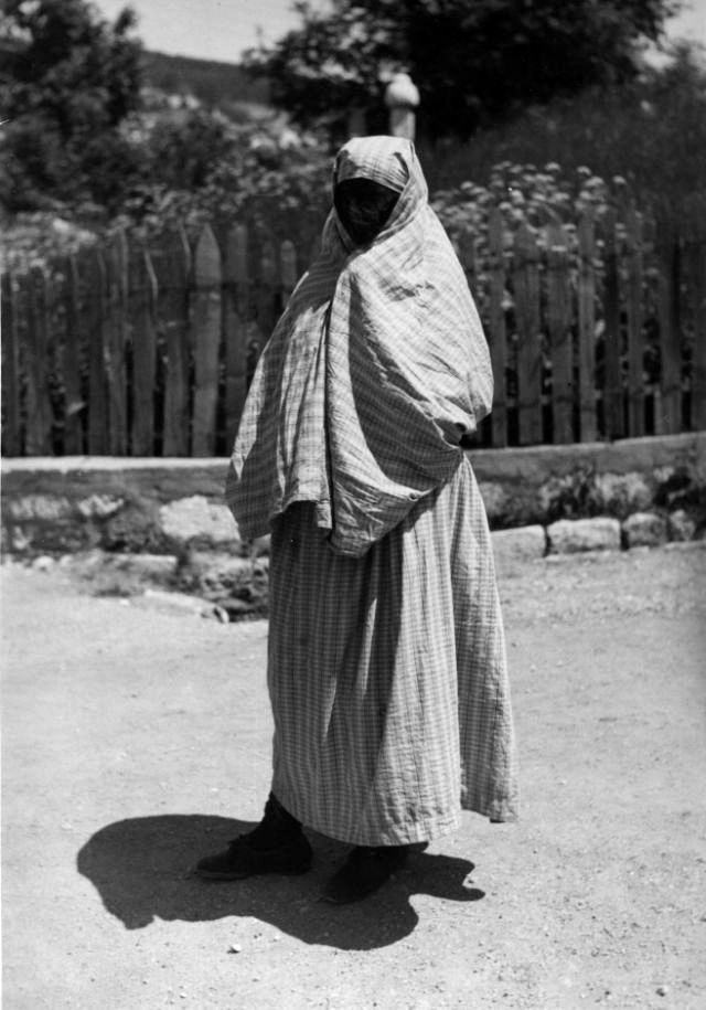25 Eerie Vintage Photographs Capture Muslim Women Wearing Dark Face ...