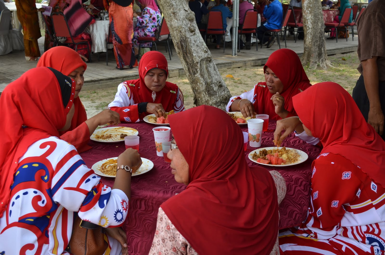 CHEDOQ BEACH RESORT: JAMUAN MAKAN TENGAH HARI TYT DATO' SRI DR ...