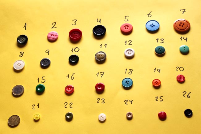 Oxkintok: Muestrario de Botones. Botones de diferentes colores, tamaños ...