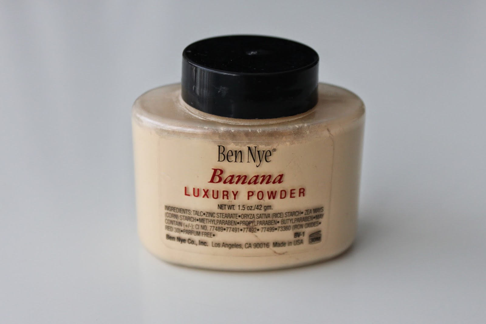 Review Ben Nye Banana Luxury Powder | The Make Up Statement