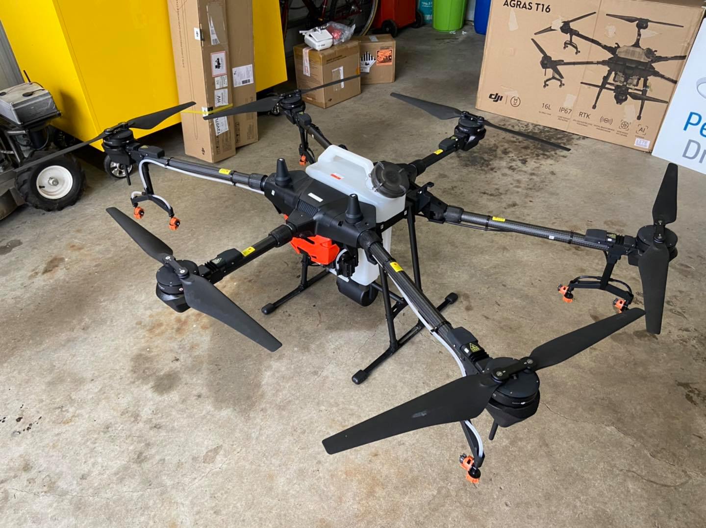 Drone agricolo DJI Agras T16 arriva in Italia per trattare i vigneti in pendenza della ...