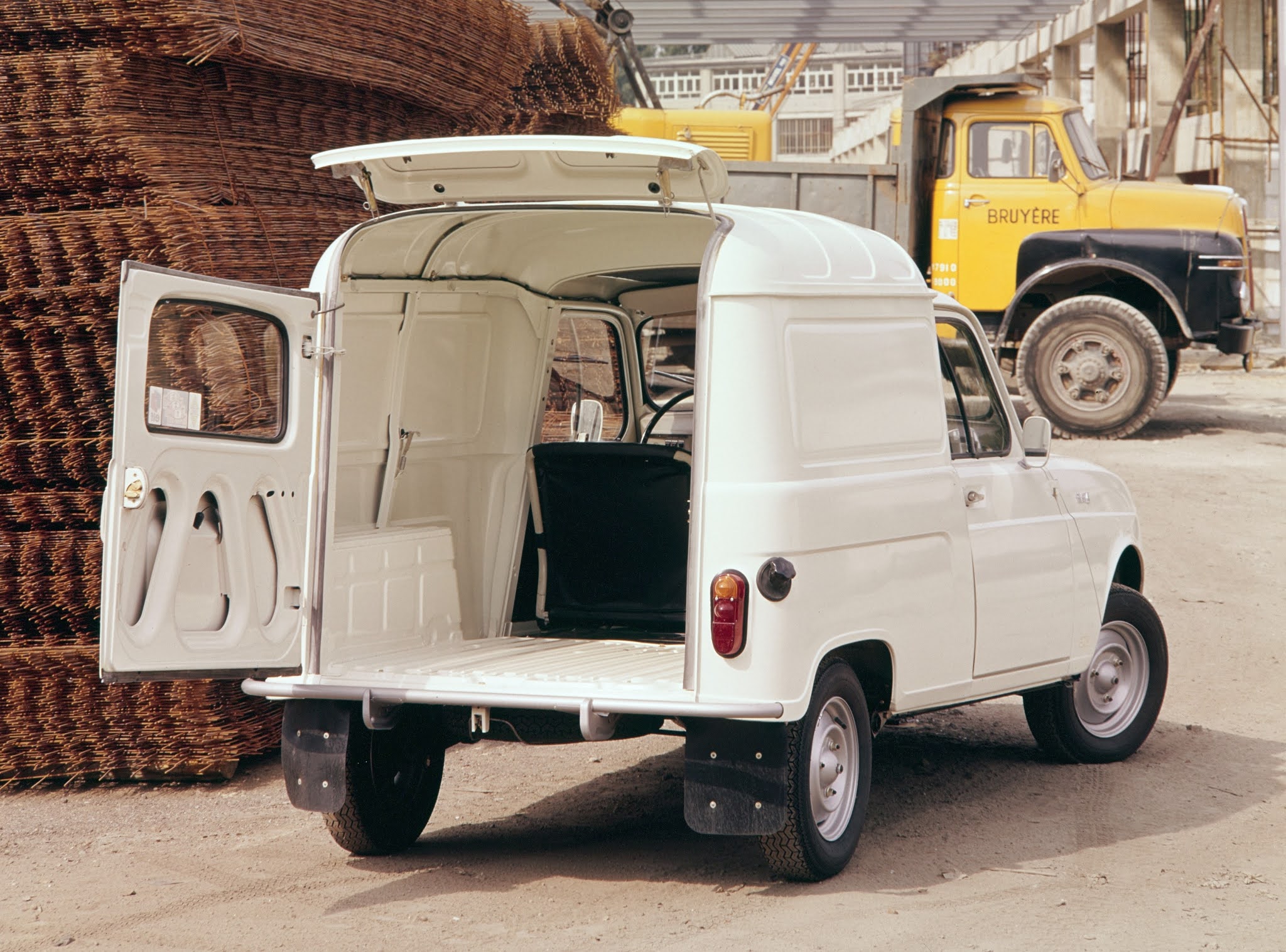 Menos diseño y más técnica: RENAULT 4 – EL AUTÉNTICO PIONERO (1961-1993).