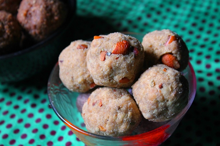 Urad Dal Ladoo Recipe / Ulundu Ladoo Recipe - Recipe collection