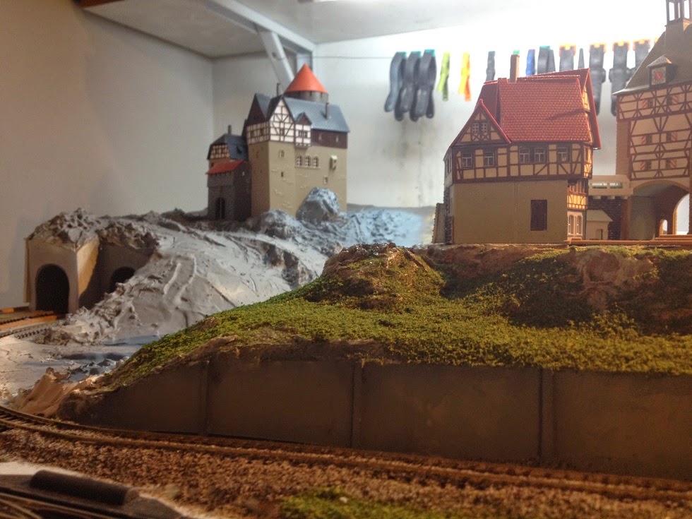 Models for us : N scale layout "Hills have Castles"