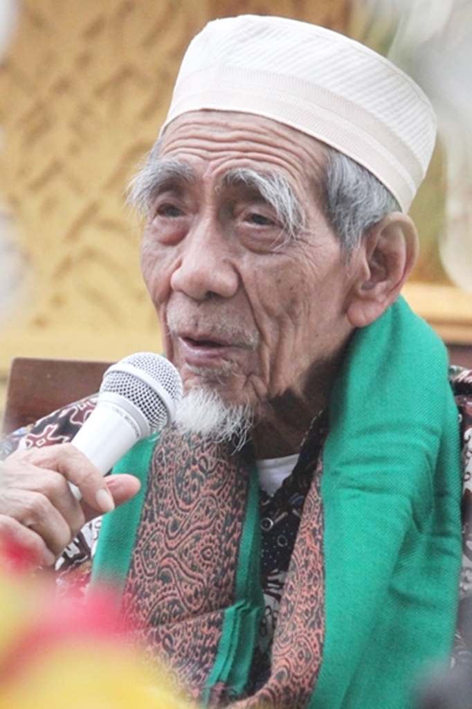 Foto Mbah Maimoen di Pondok Pesantren At Taujieh Al Islamy Leler ...
