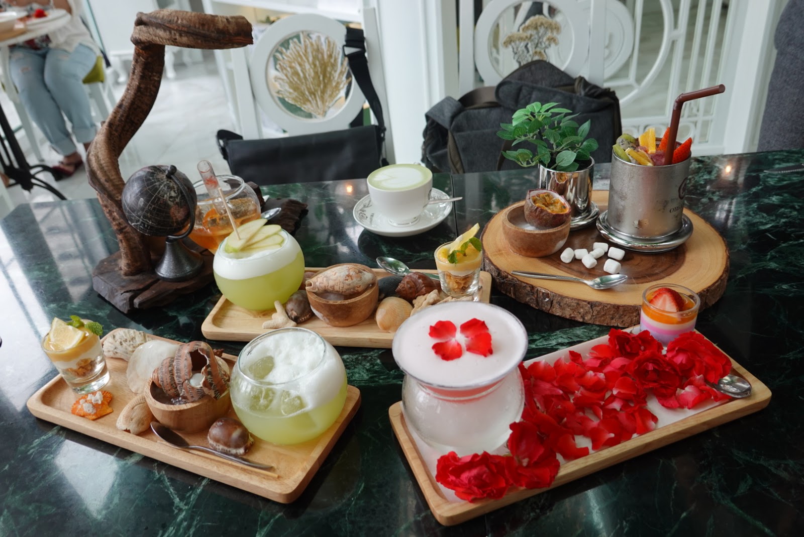 泰國｜曼谷｜咖啡廳｜Organika House Cafe，絕美玻璃屋與浮誇的調酒們 - Zoey's Journey ︎