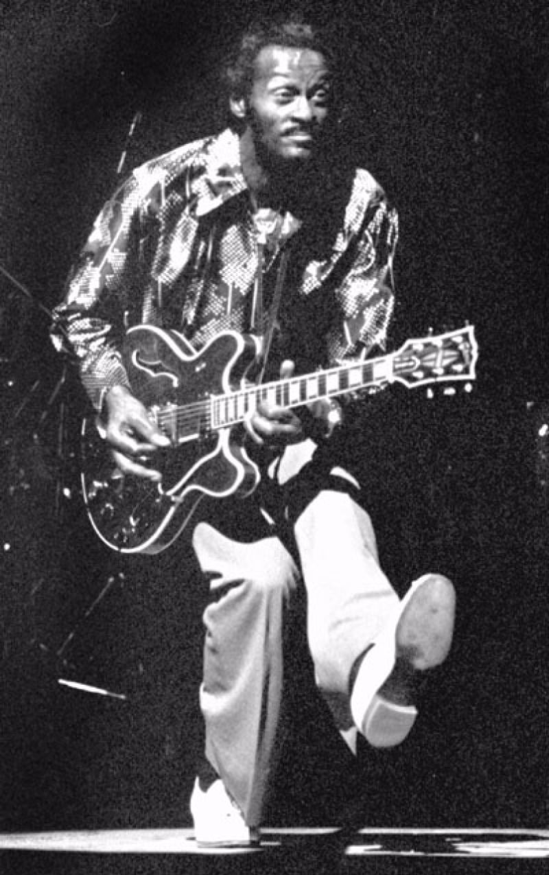 20 Interesting Photographs of Chuck Berry Shows Off His Legendary Duck ...