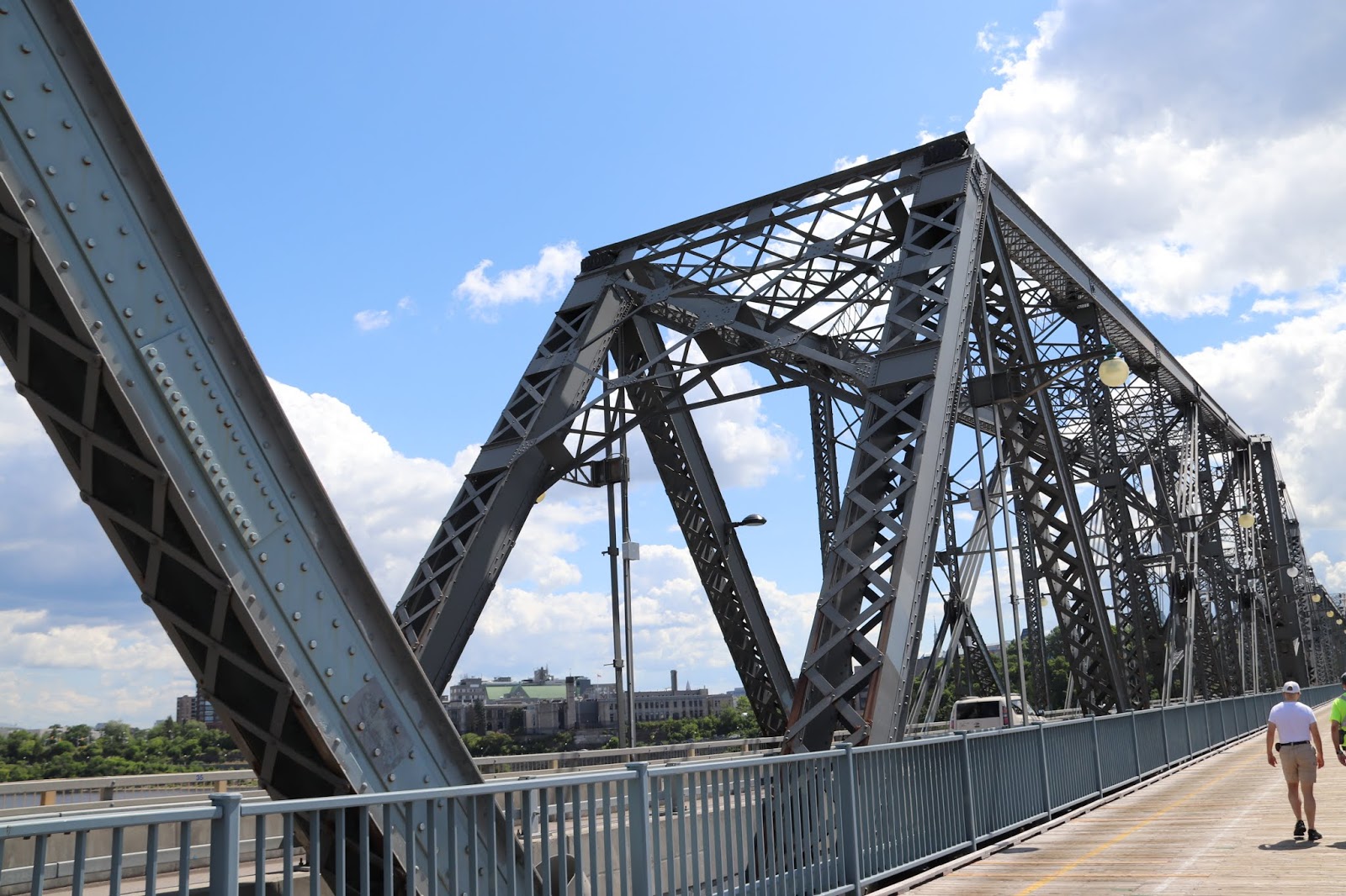 Memorials in Ottawa: Alexandra Bridge