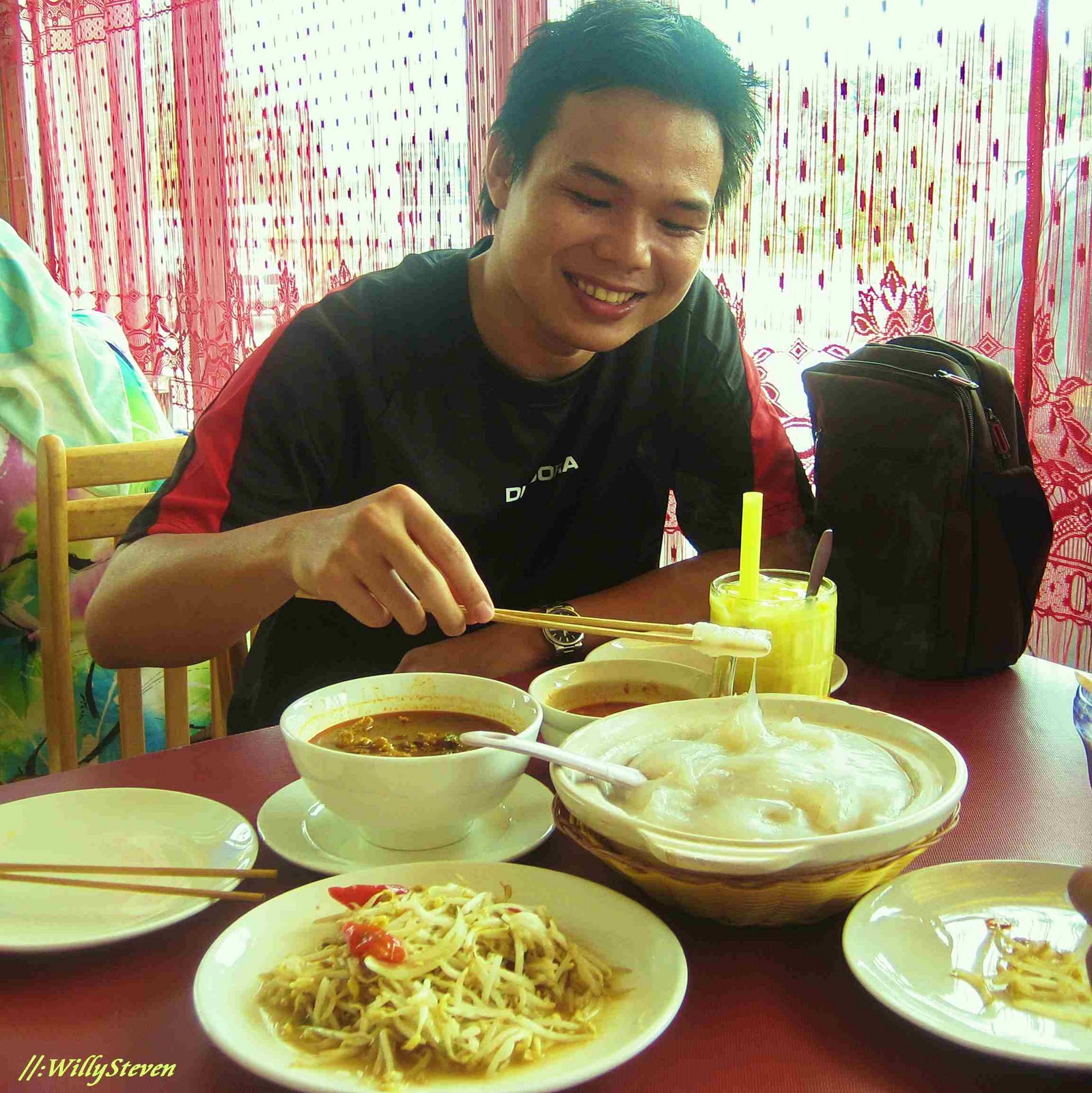 TravellerMeds: Ambuyat : Bruneian's Iconic Cuisine Heritage