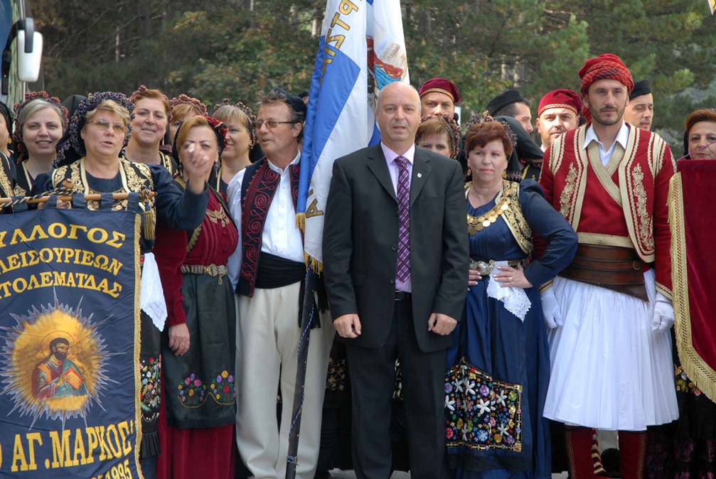 ΚΑΥΤΕΡΗ ΠΙΠΕΡΙΑ: ΟΙ ΒΛΑΧΟΙ ΣΗΚΩΣΑΝ ΤΗ ΣΗΜΑΙΑ ΜΑΣ ΣΤΑ ΣΚΟΠΙΑ ΧΟΡΕΥΟΝΤΑΣ