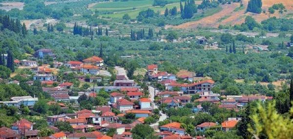 ΧΟΡΕΥΕΙ ΑΚΟΜΗ ΤΟ ΡΕΓΓΙΝΙ ΤΟ ΧΩΡΙΟ ΠΟΥ ΒΡΙΣΚΕΤΑΙ ΣΤΟ ΕΠΙΚΕΝΤΡΟ ΤΟΥ ...
