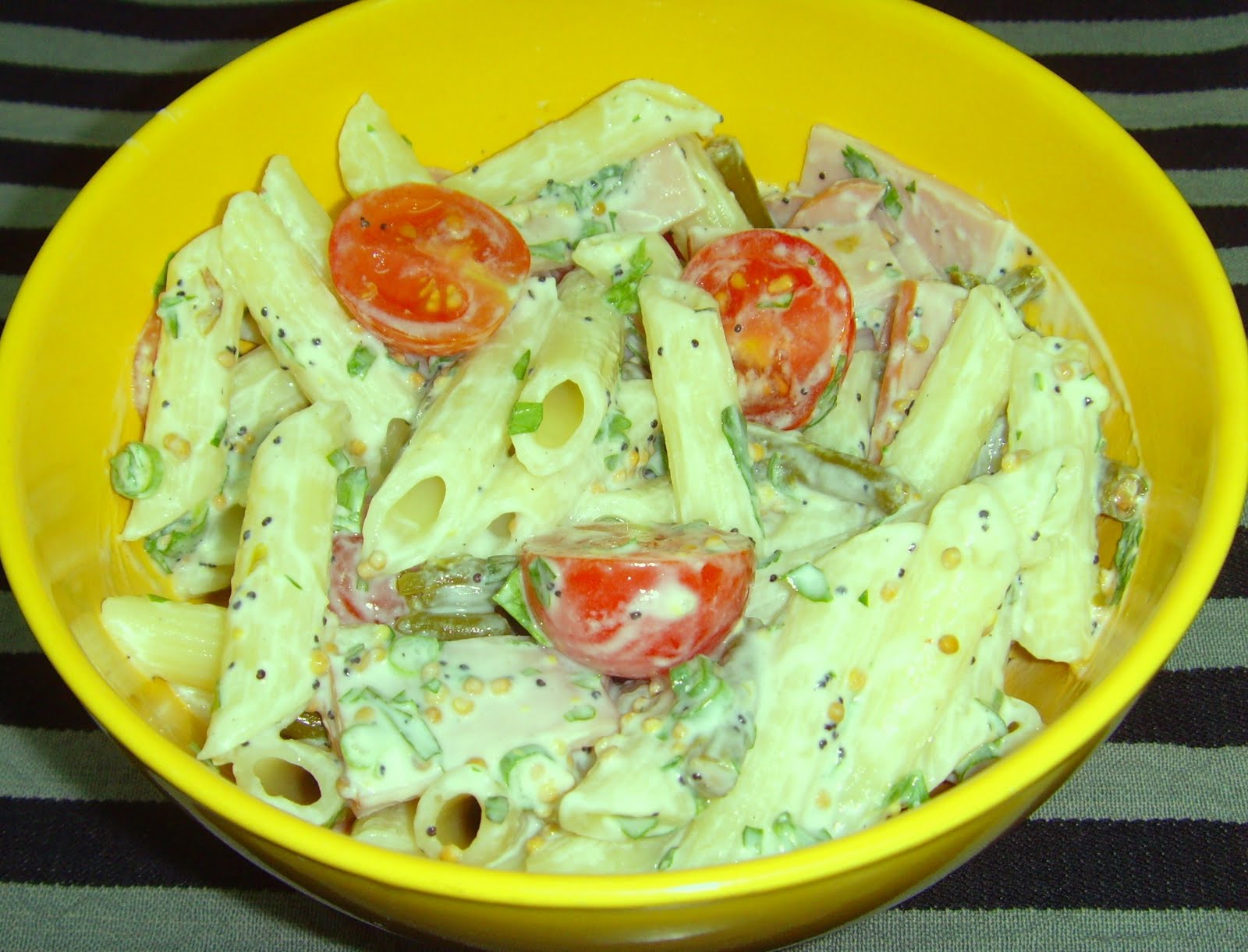 Salata de paste cu sunca si dressing de iaurt | Retete culinare rapide ...