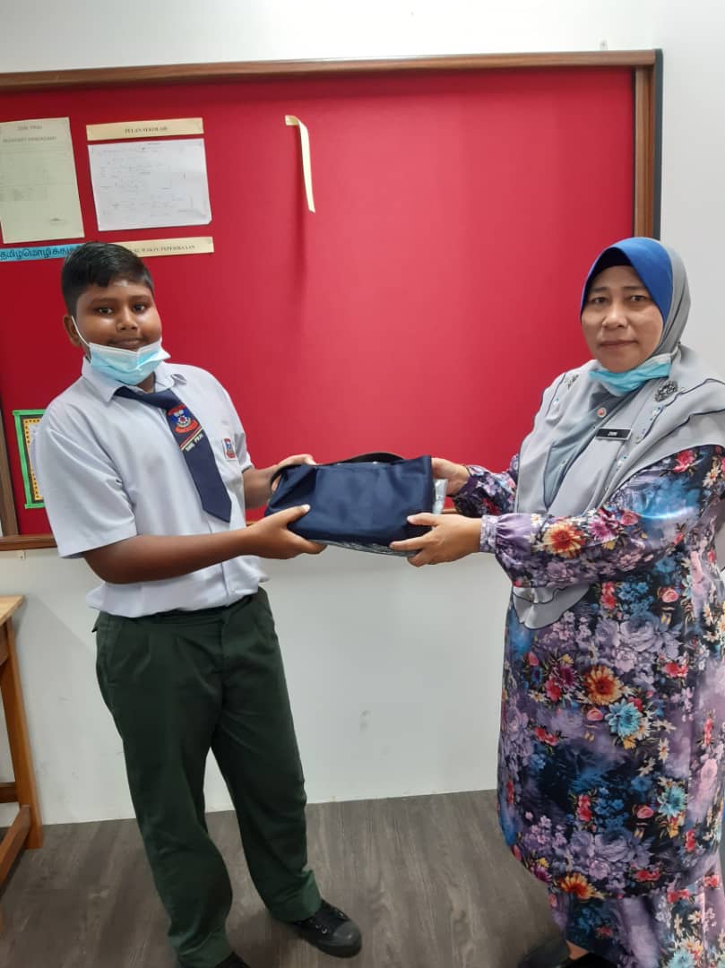 LAMAN BLOG SMK PRAI - PEA 0001: Penyerahan Bantuan Uniform Kokurikulum ...