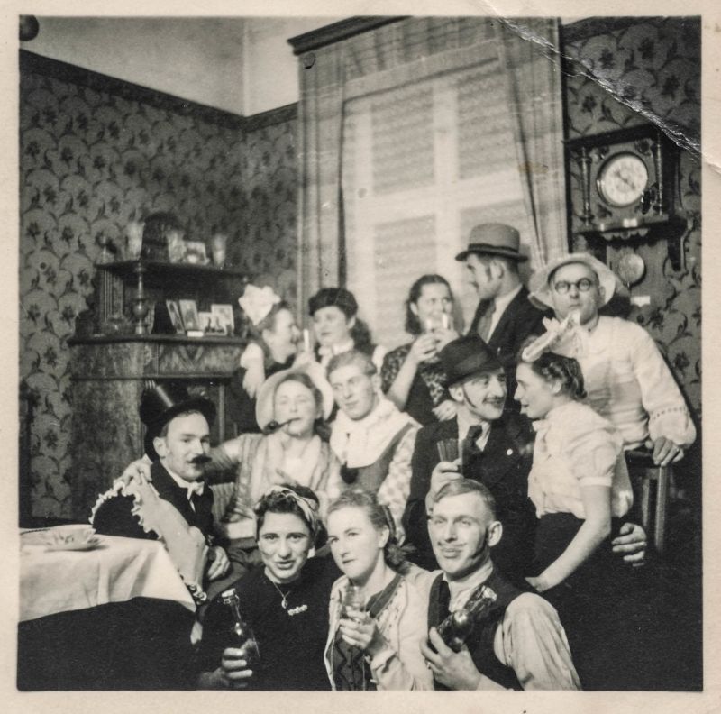 45 Found Snaps Capture People Celebrating at Their Parties From Between ...