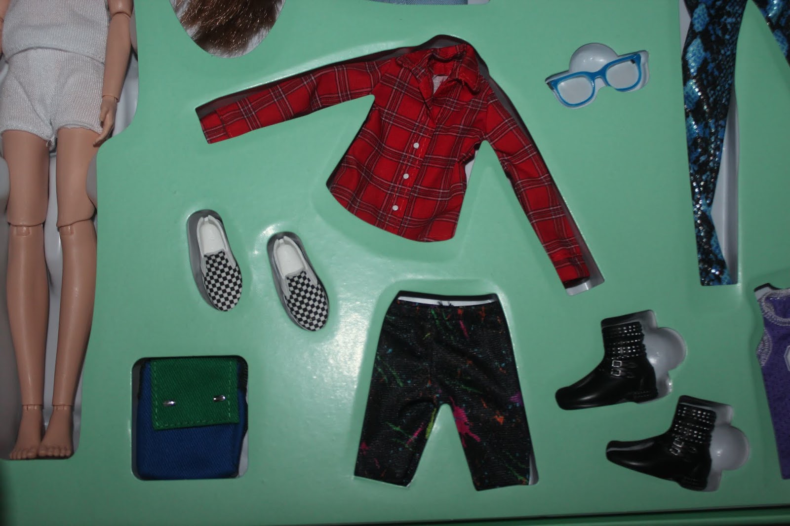 PLANET OF THE DOLLS: Review: Creatable World Doll