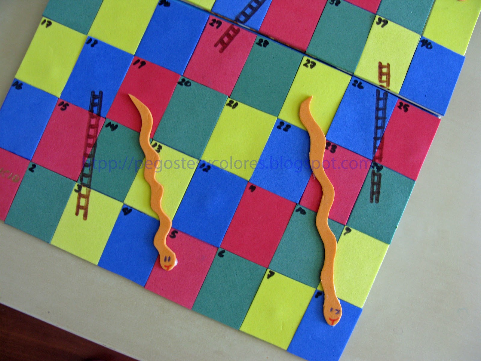 Pegostes y Colores: Juego de Serpientes y Escaleras con Foamy