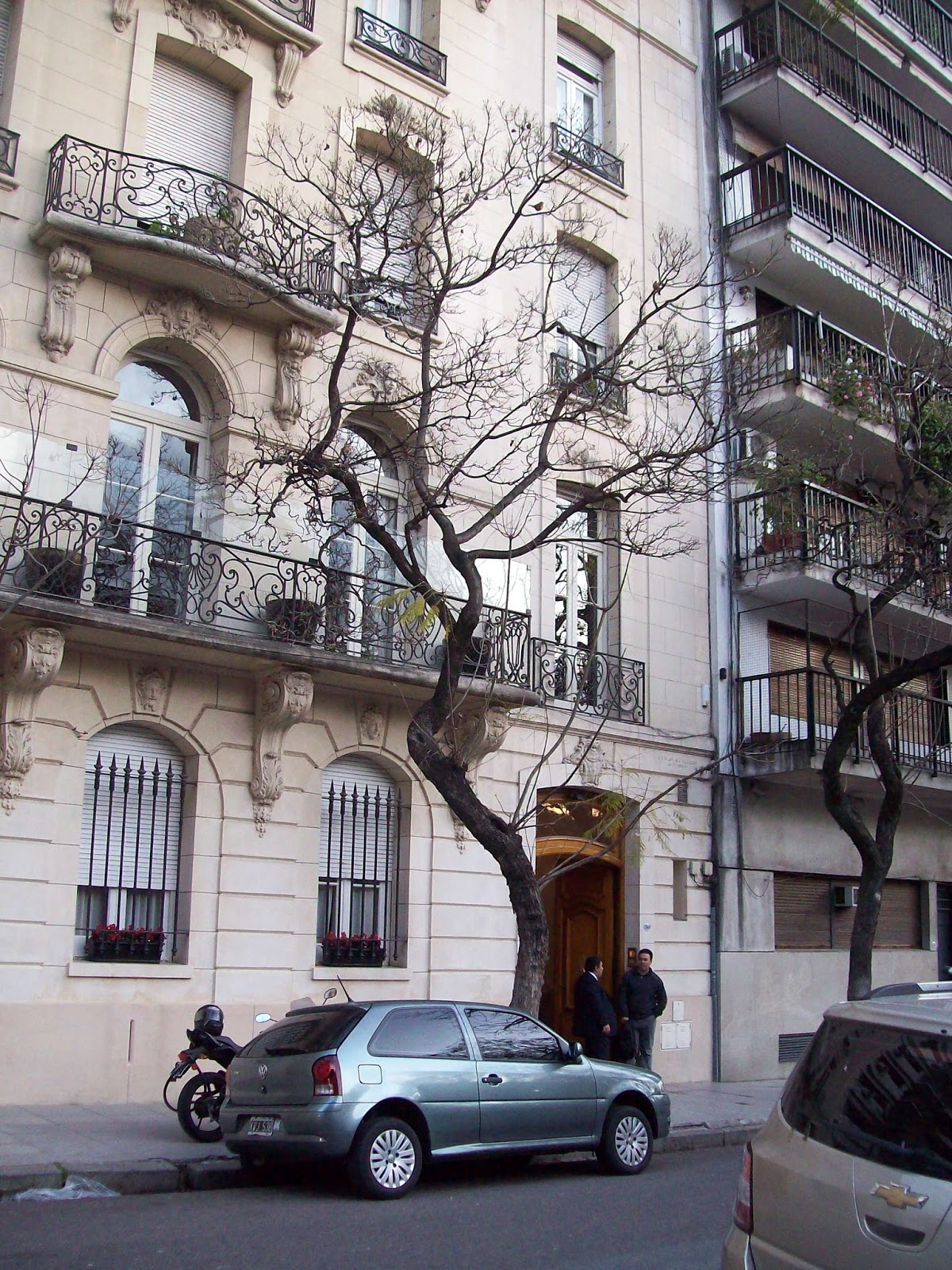 Lunes por la madrugada: Vale y el Mono Armado en la Biblioteca Nacional