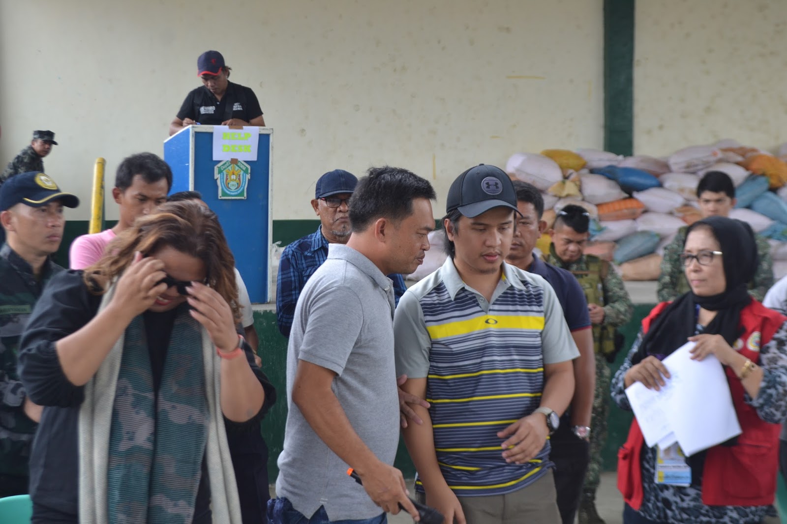 LANAO Blog NEWS: PH Navy leads relief operation in Tamparan, LDS
