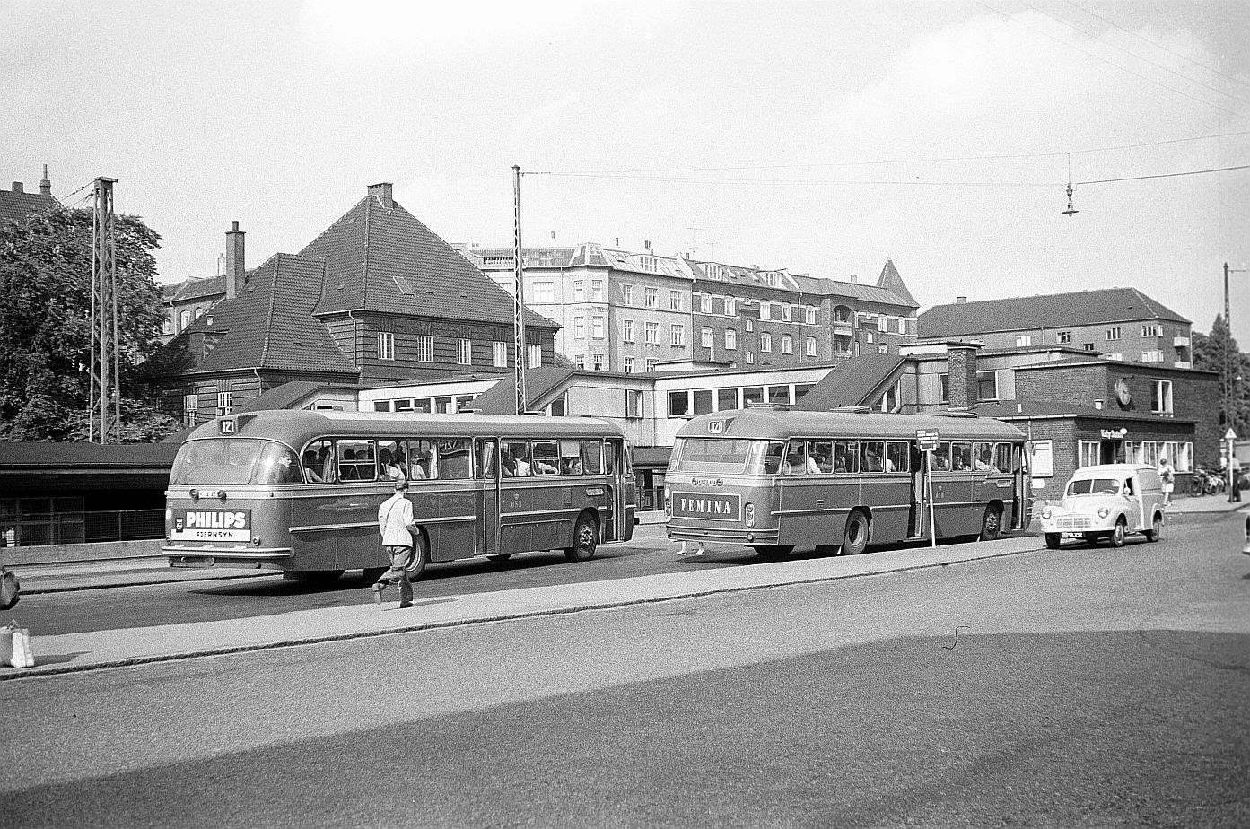 Valby og København, før og nu: De røde DSB busser ved Valby Station ...