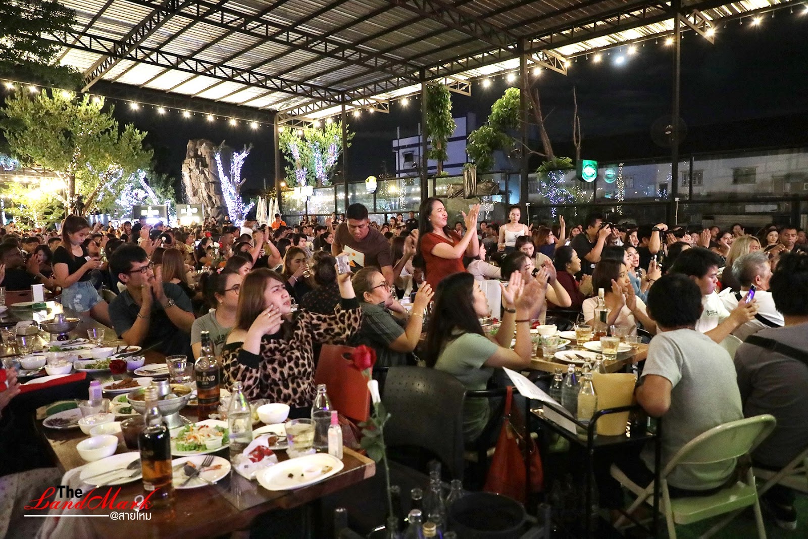 ร้าน The Landmark Music & Restaurant บรรยากาศชิลล์ๆ จุดนัดแฮงเอาท์แห่ง ...