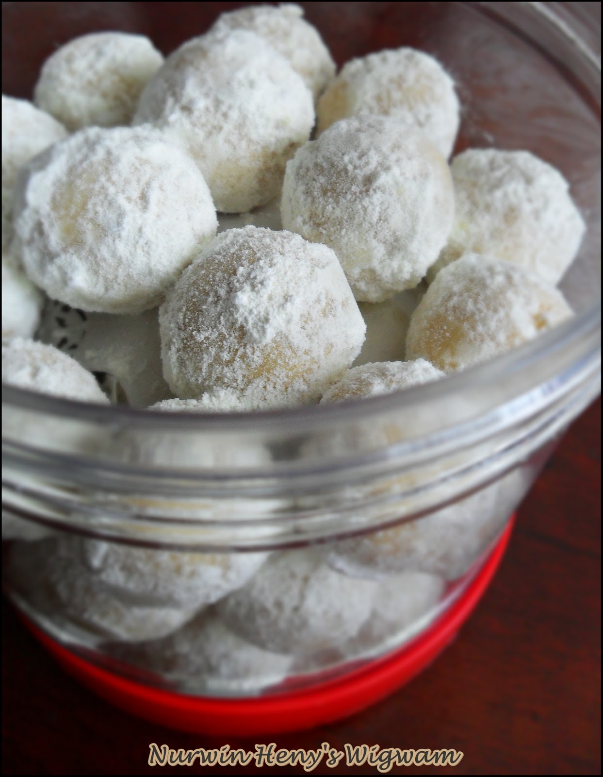 A wigwam full of knick-knacks: Kuih Mor